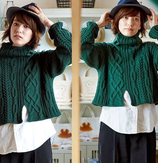 Асимметричный свитер вязаный спицами